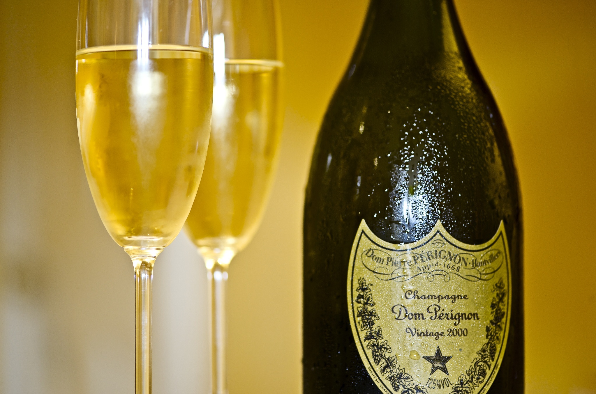 A short but sparkling history of champagne - Historical France
